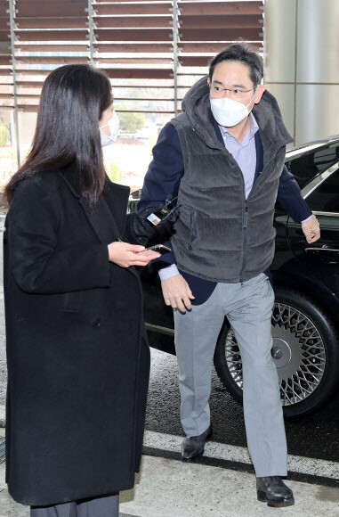 이재용 출장길에 패딩조끼하루 만에 다 팔렸다