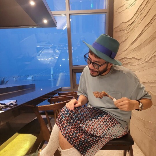 노홍철, 오늘도 치마+스타킹 패션"이렇게 살면 기분이 좋거든요"